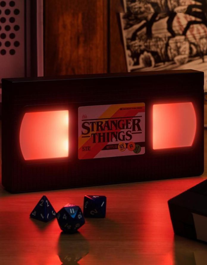 Lisensiert Stranger Things LED VHS-Kassett Lampe 18,7 cm - Lamper ...